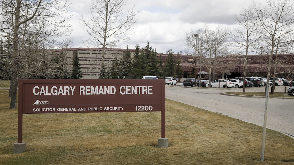 Des détenus de Calgary se plaignent des délais pour obtenir des ...