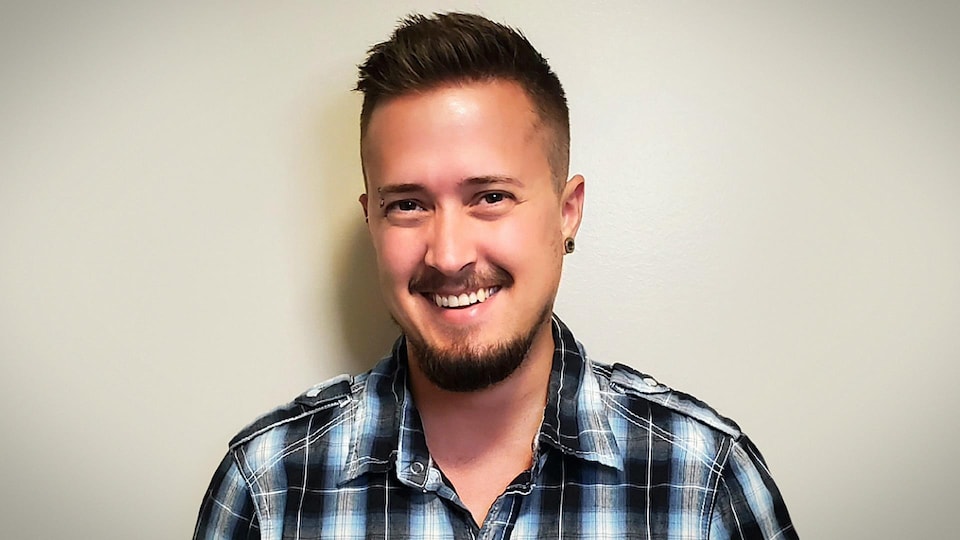 Un homme trans trouve la paix grâce à son processus de transition