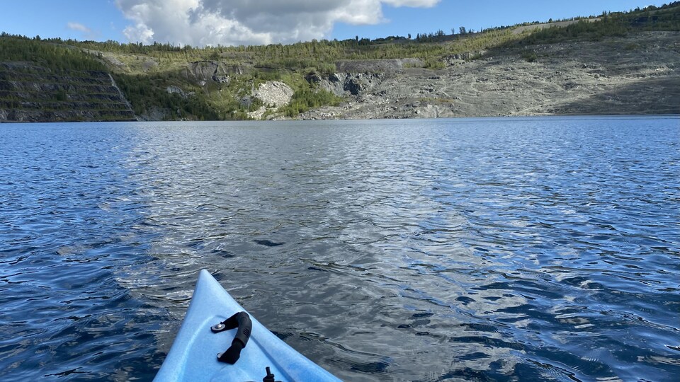 Faire du kayak sur les eaux de la mine Jeffrey | Radio-Canada.ca