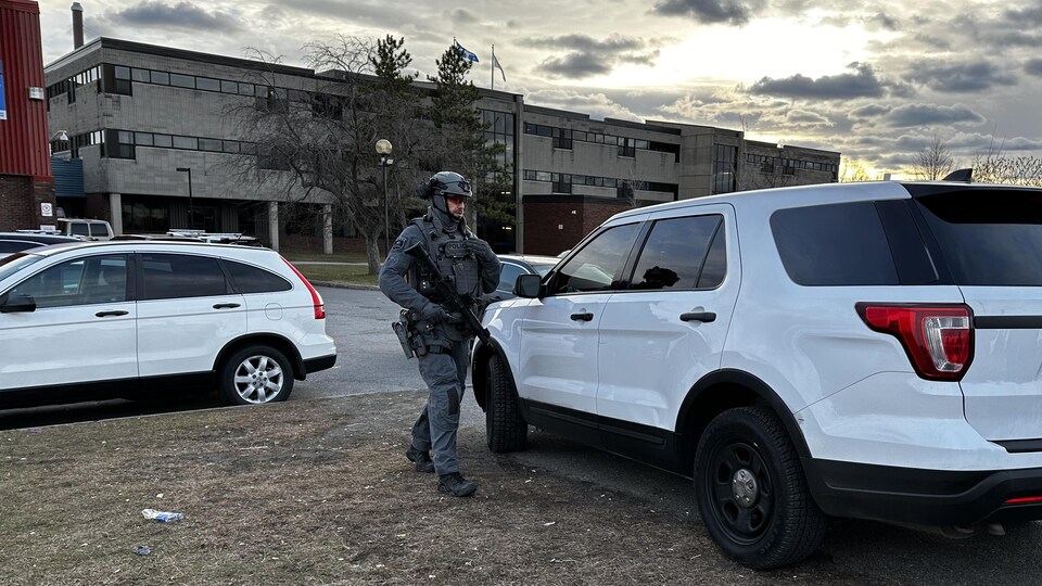 « Possible menace » : trois suspects arrêtés à la polyvalente Le ...