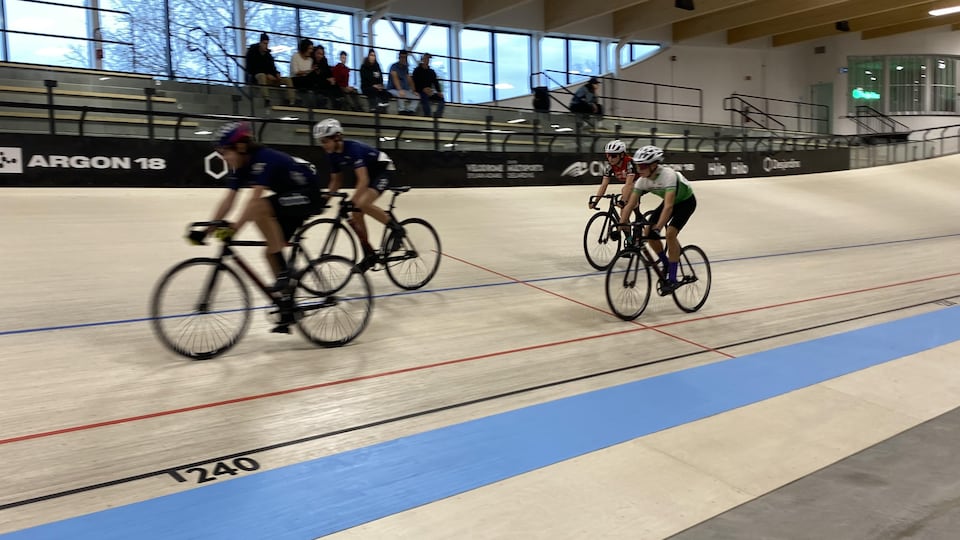 Une première compétition au vélodrome de Bromont | Radio-Canada.ca
