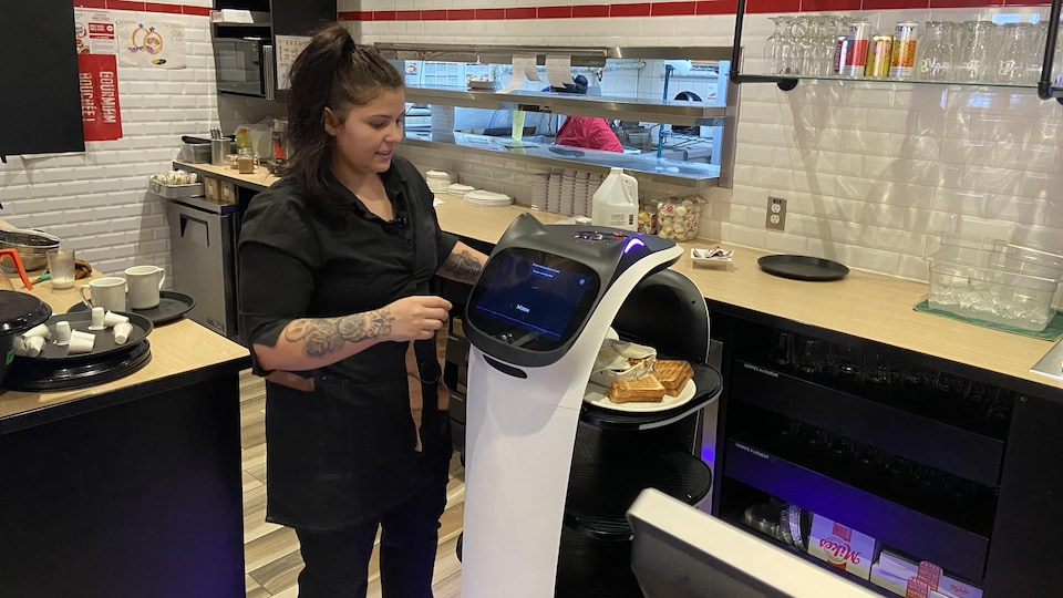 Un robot pour assister les serveuses dans un restaurant d’Amos | Radio ...
