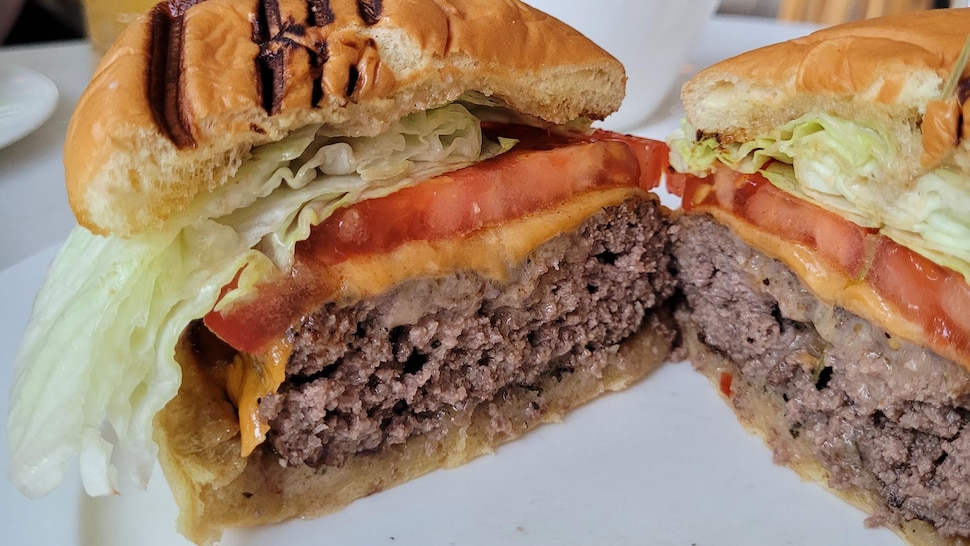 Un burger à 4,50 $ ou sa version chic à 34 $? Le Cuisinomane a testé ...