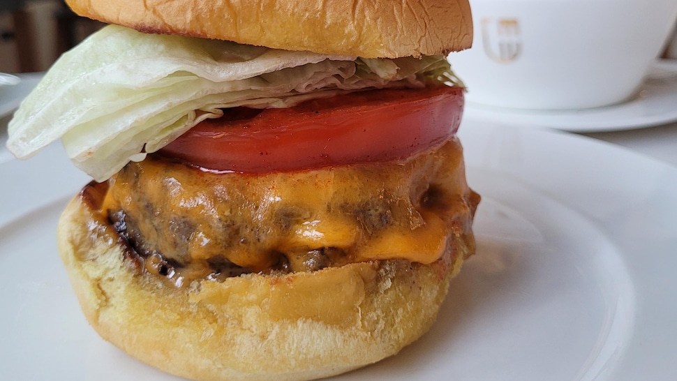 Un burger à 4,50 $ ou sa version chic à 34 $? Le Cuisinomane a testé ...