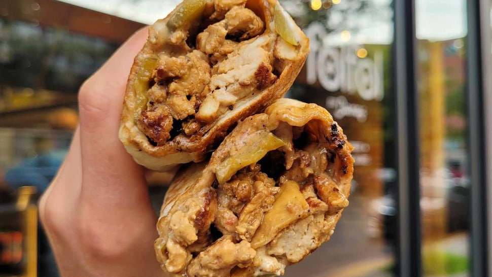 Le Cuisinomane teste 6 sandwichs shawarma | Mordu
