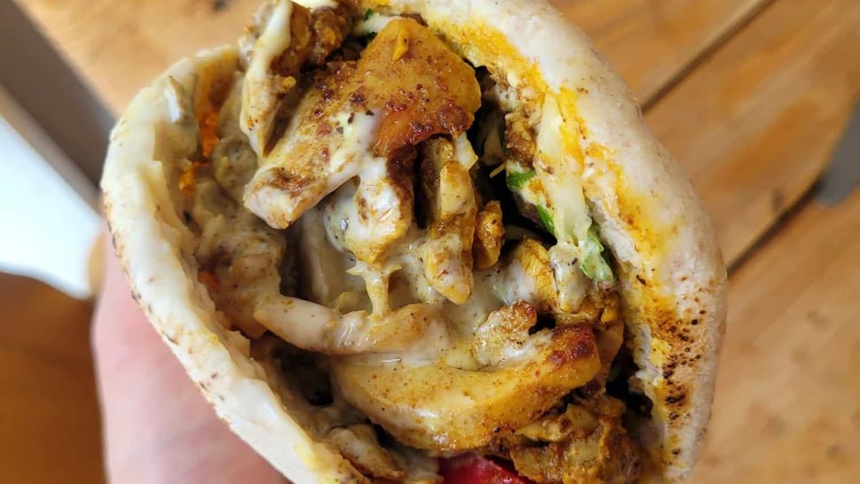 Le Cuisinomane teste 6 sandwichs shawarma | Mordu