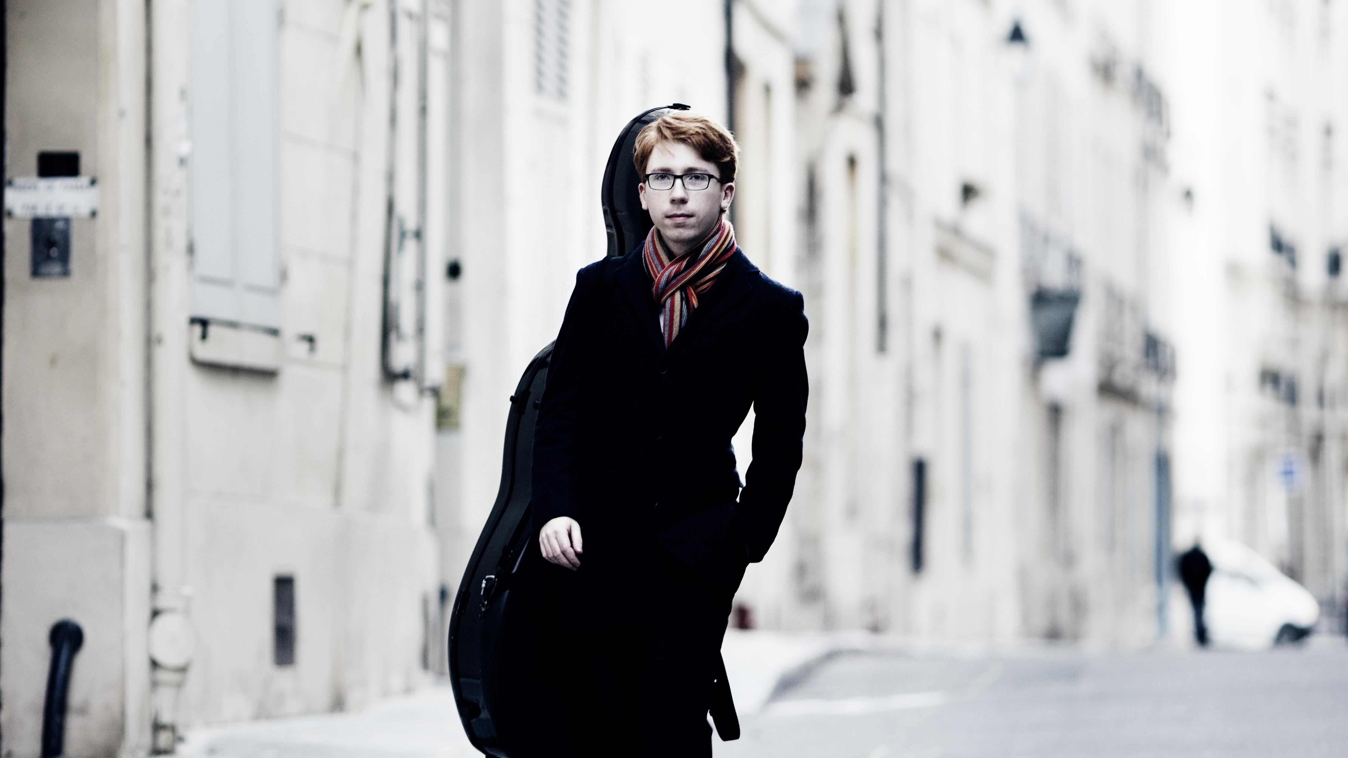 Le violoncelliste Cameron Crozman en concert sur la côte ouest | OHdio ...