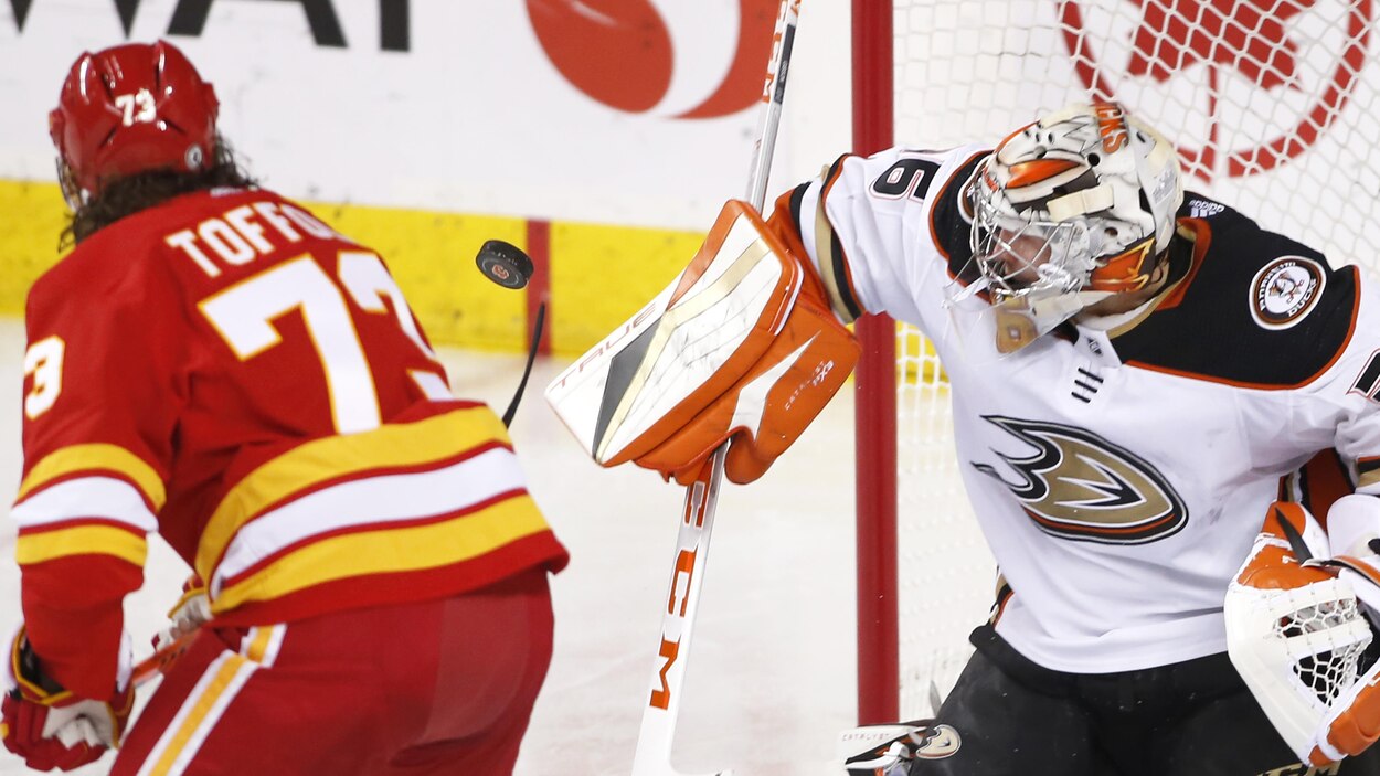 Les Ducks prennent le dessus face aux Flames de Calgary, 3-1 | Radio-Canada