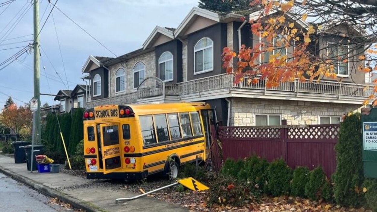 Un accident d’autobus scolaire fait 11 blessés à Burnaby | Radio-Canada