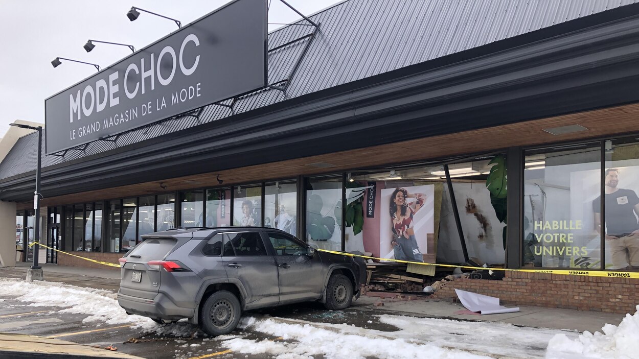Une automobiliste distraite fracasse la vitrine du magasin Mode choc de ...