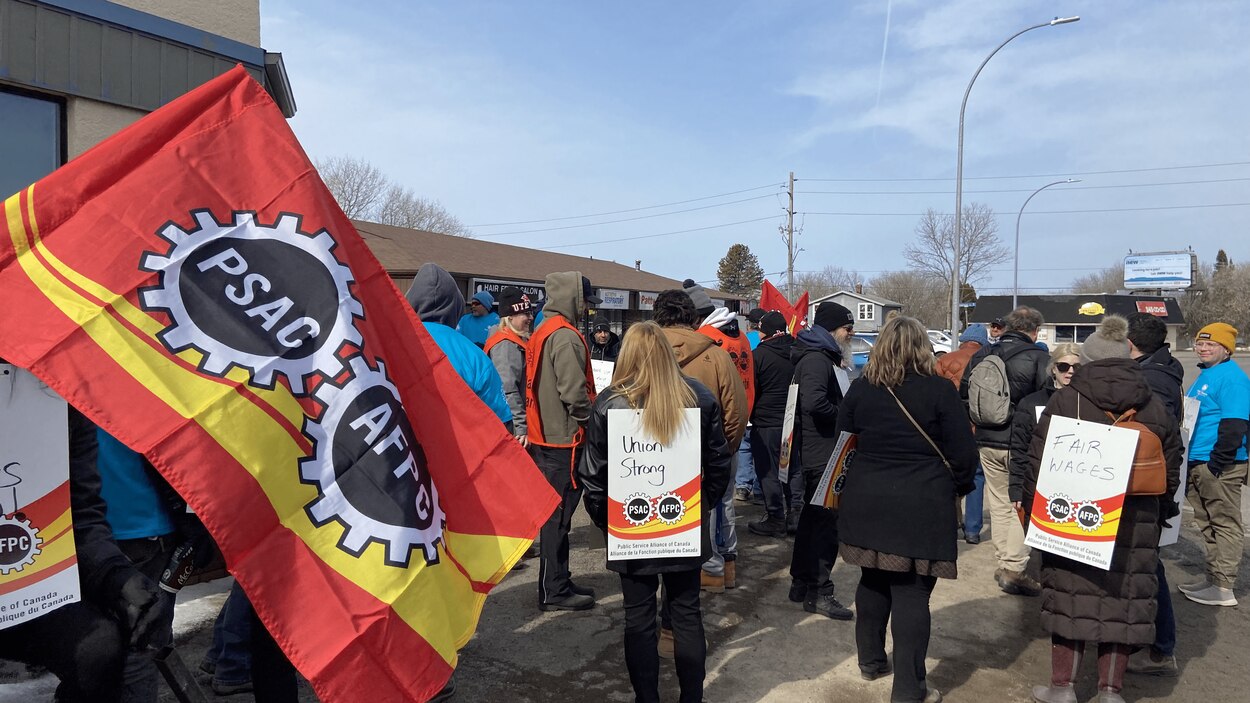 VIDÉOJOURNAL - Des milliers de grévistes de l’AFPC débarquent dans les ...