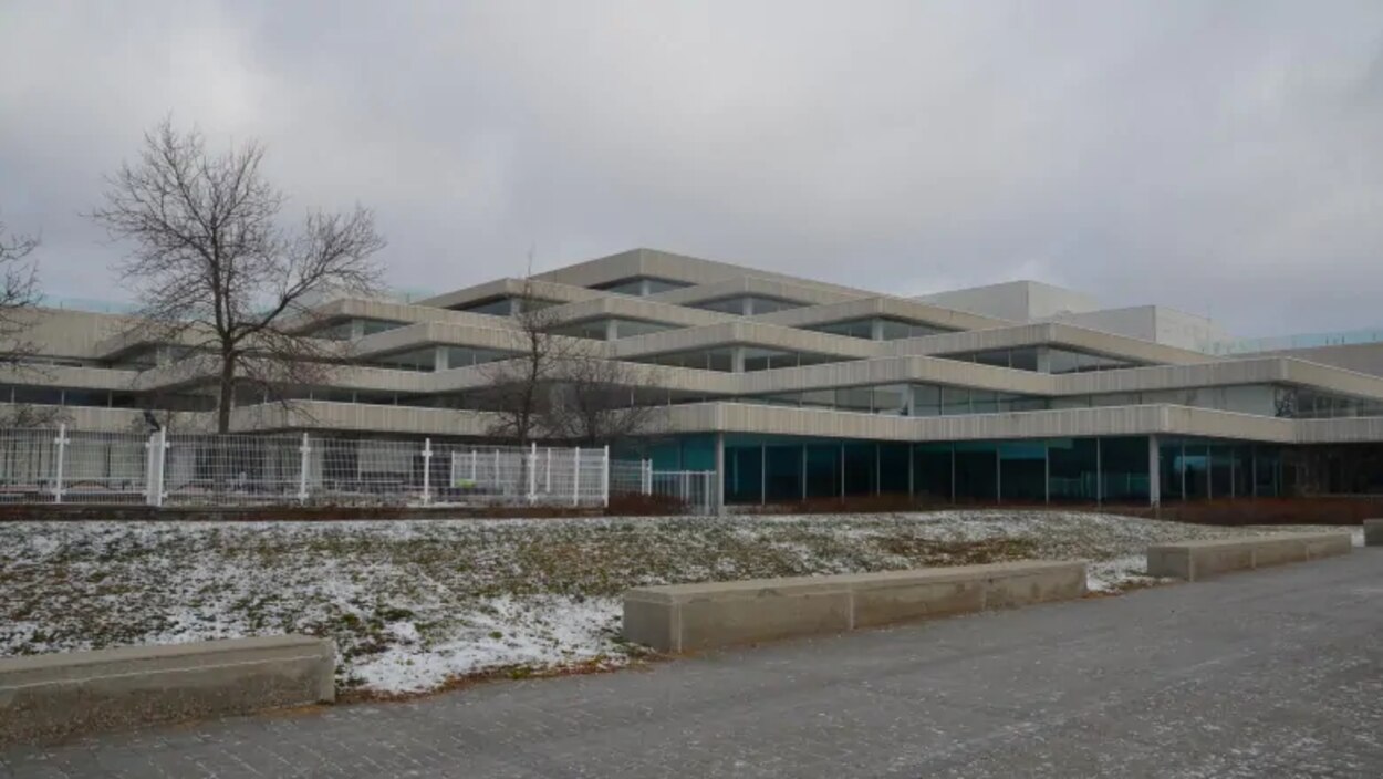 Un centre fiscal presque désert | Radio-Canada