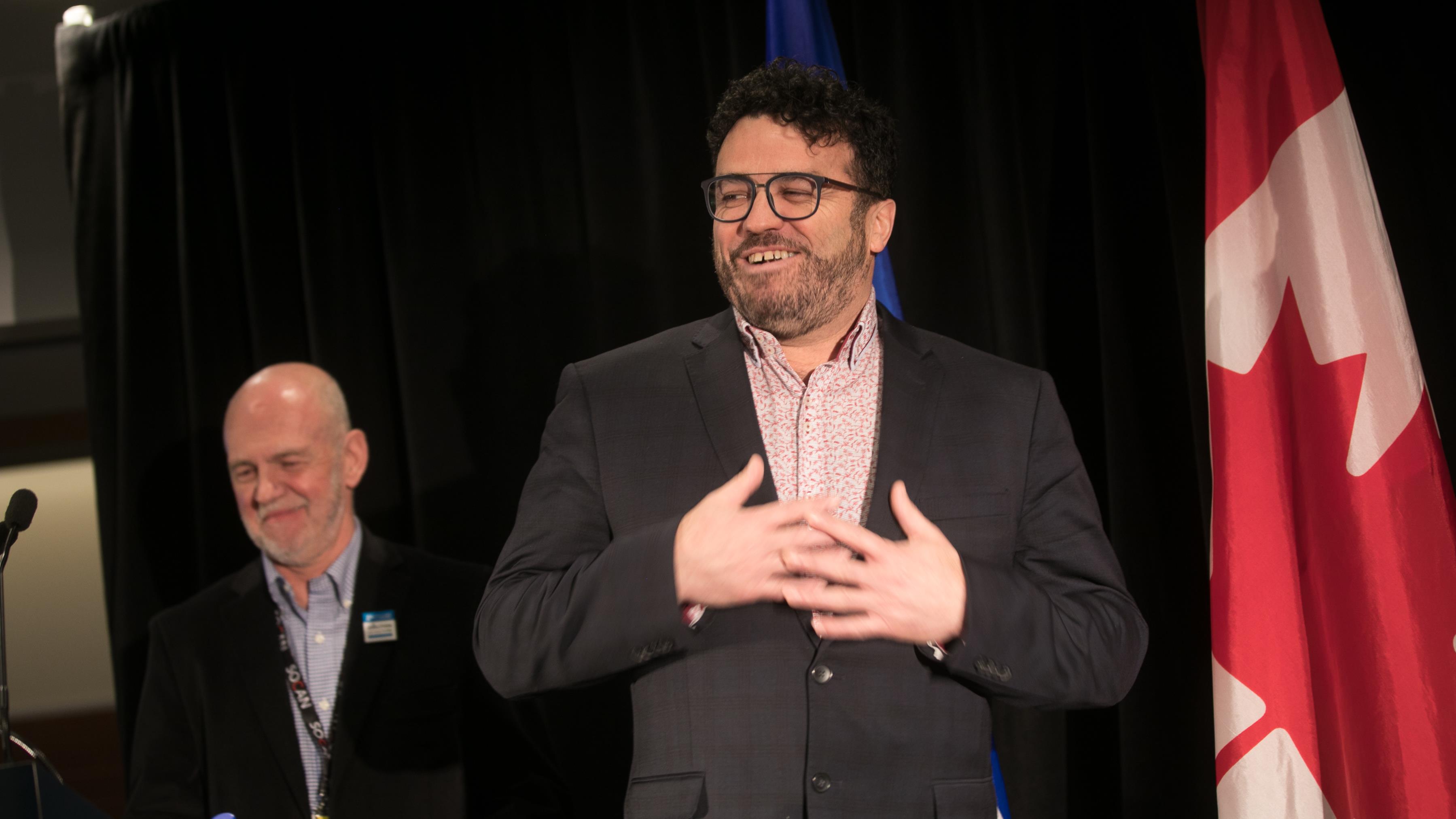 Alan Côté reçoit le prix RIDEAU Reconnaissance | OHdio | Radio-Canada