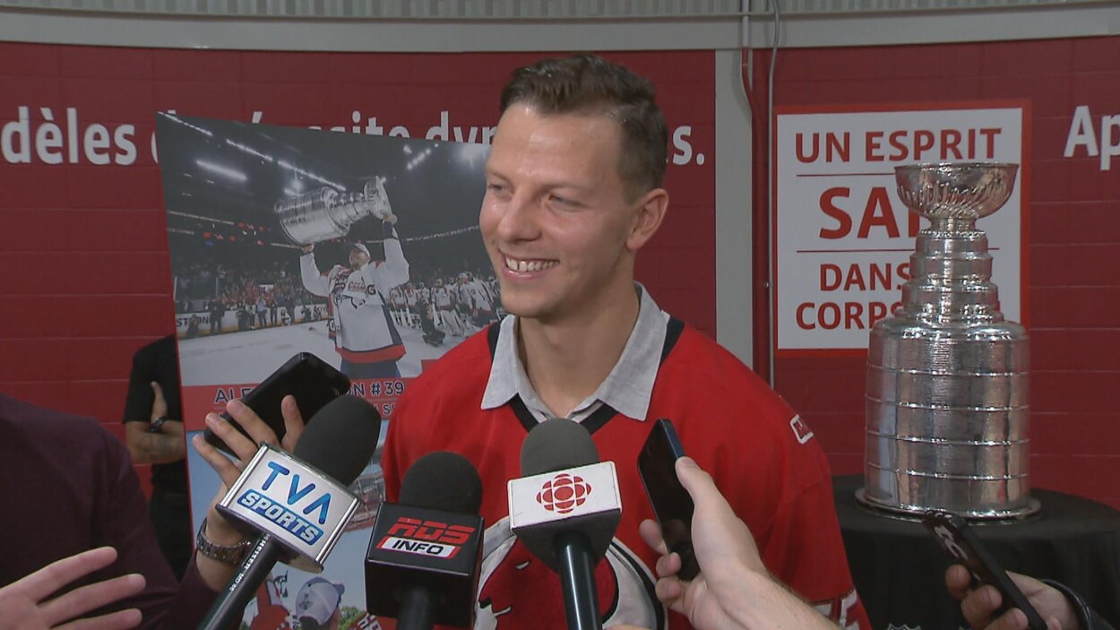 Alex Chiasson en visite à Québec avec la coupe Stanley | Radio-Canada