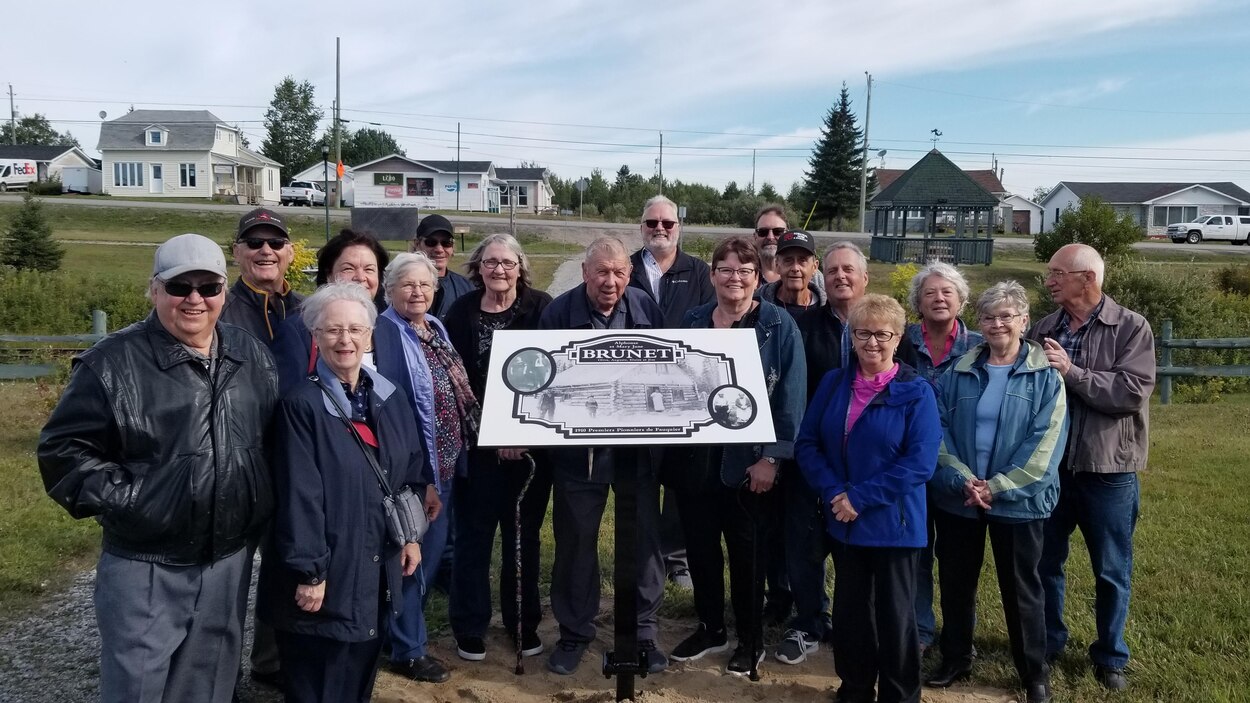 Une plaque en l'honneur d'Alphonse Brunet, premier pionnier de Fauquier ...