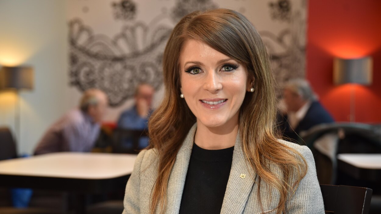 4 mois après avoir claqué la porte de son parti, la députée Amanda ...