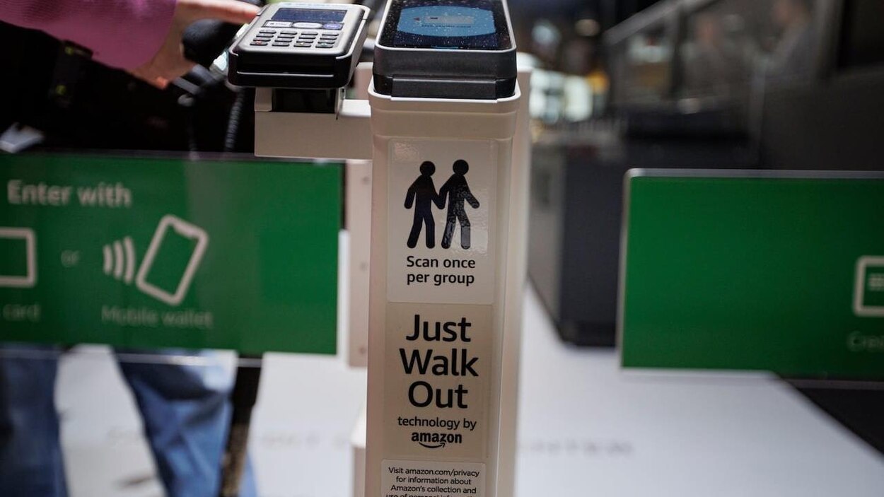 Goodbye, cashiers: Amazon tech lets shoppers skip the checkout | Radio ...