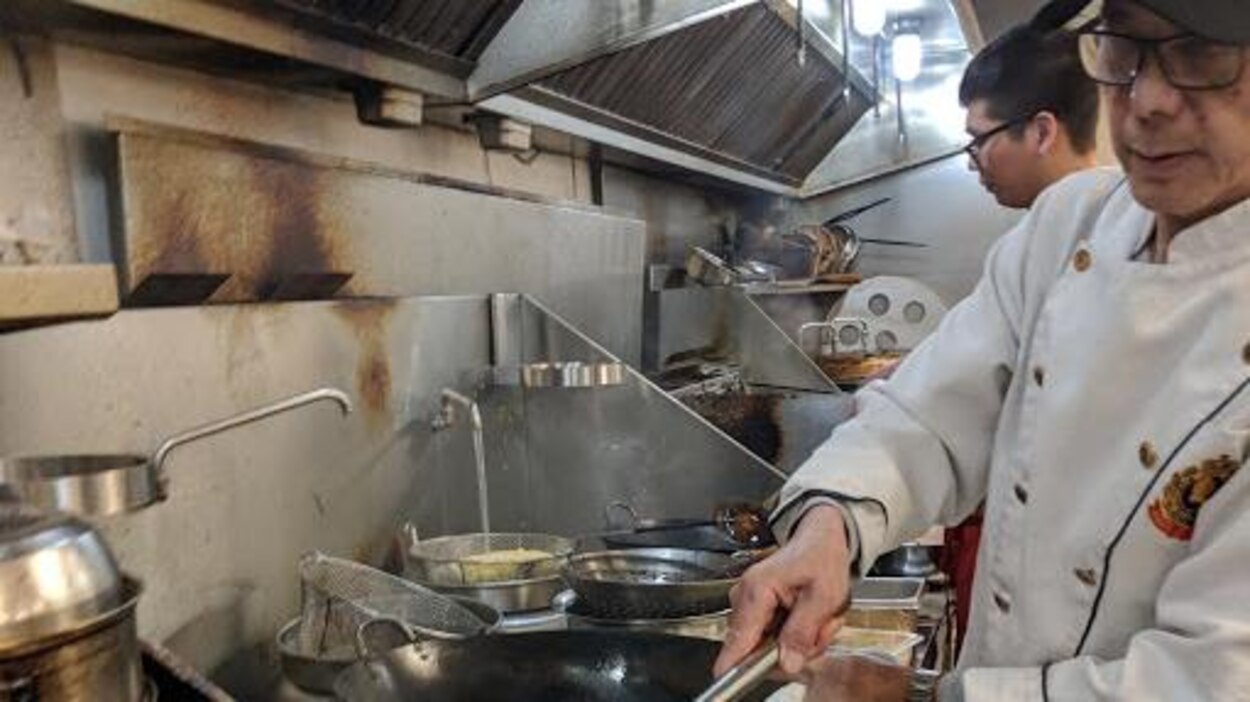 Un chef cuisinier d'origine chinoise s'enracine à Regina | Radio-Canada