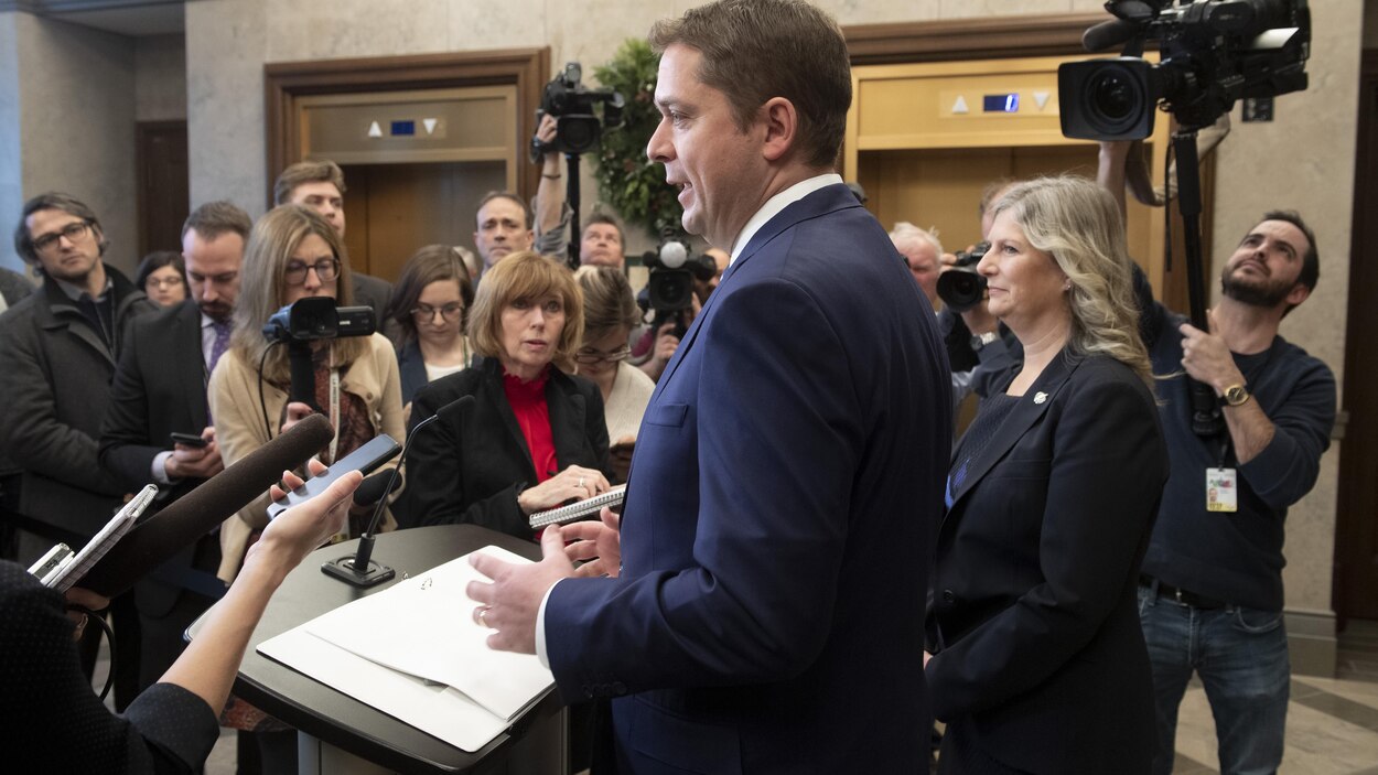 Malgré les nombreux appels à son départ, Andrew Scheer s'accroche ...
