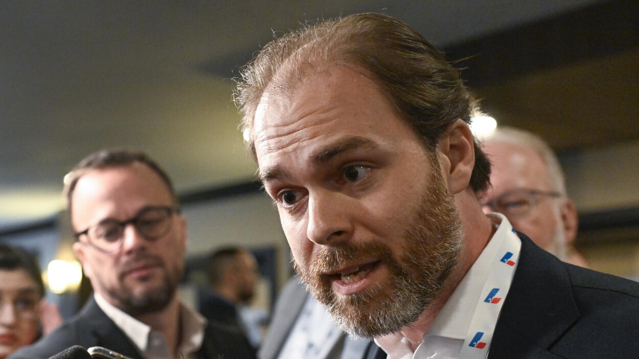 Le PLQ propose une Constitution du Québec | Radio-Canada