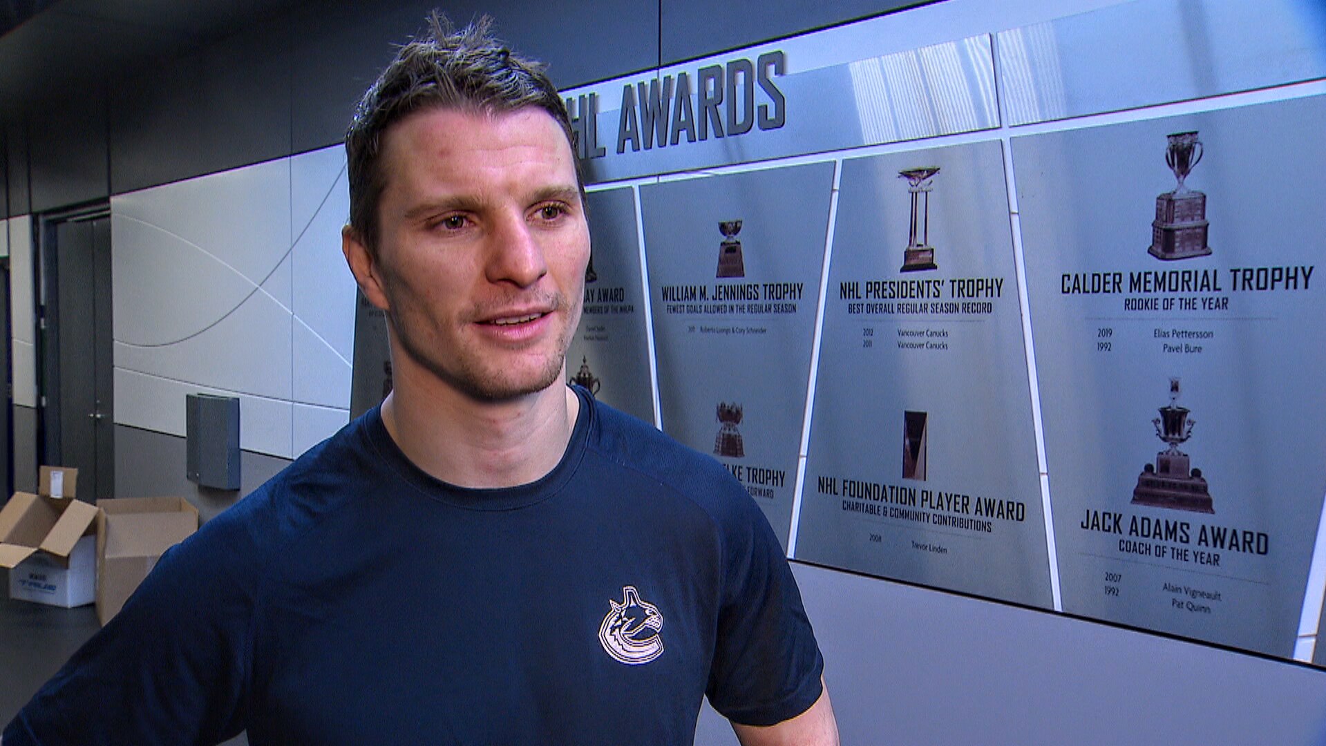 Témoignage du hockeyeur Antoine Roussel sur l’éclosion de COVID-19 qui ...