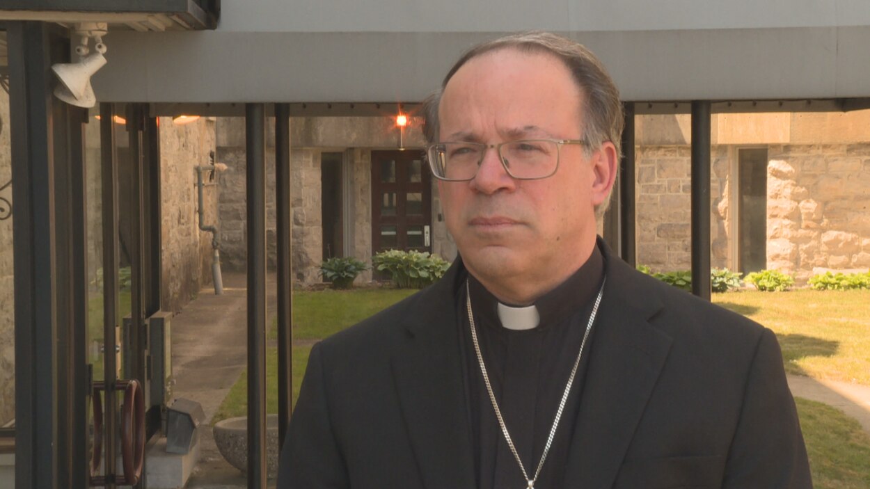 Le drapeau de la fierté « divise » les catholiques, selon Mgr ...