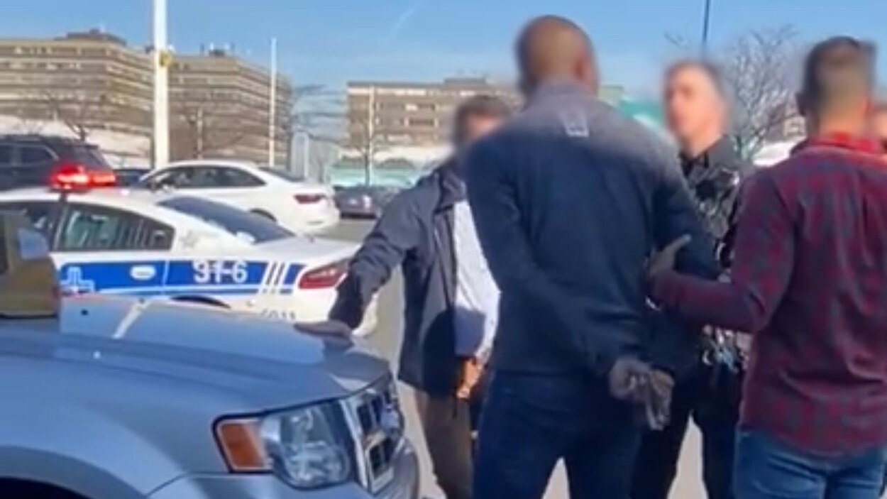 Homme noir menotté par erreur : une vidéo virale indigne Mamadi Fara ...