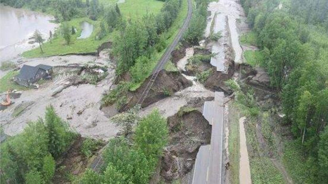 Les inondations rendent des routes impraticables | Radio-Canada