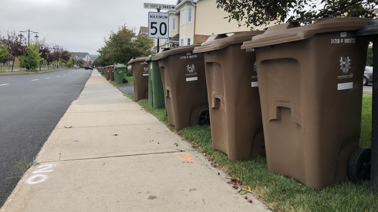 En plus du bac brun, Saguenay fera du compost à partir du bac à ordures ...