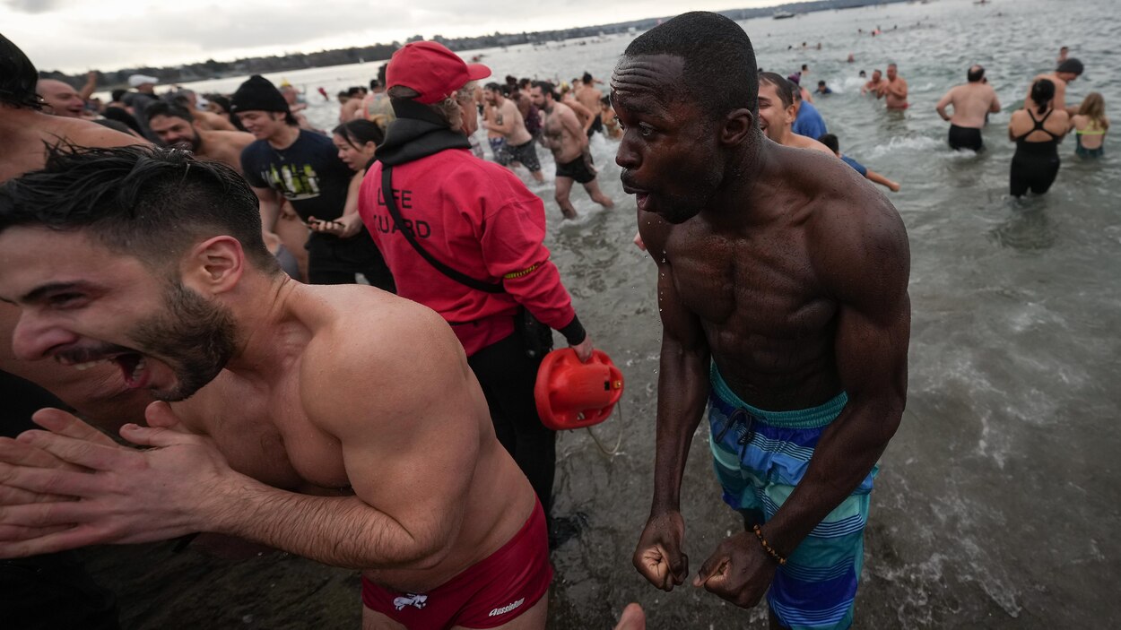Le bain du Nouvel An fait son retour à Vancouver | Radio-Canada