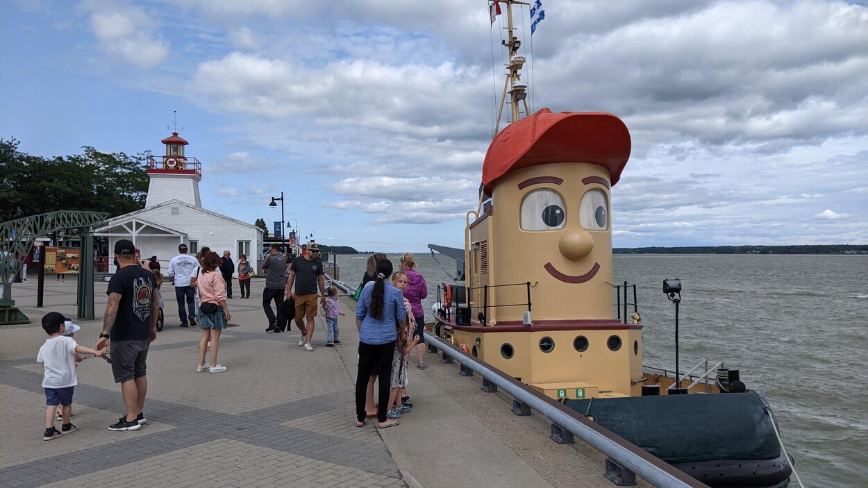 Le bateau Théodore Too s'arrête au port de Trois-Rivières | Radio-Canada