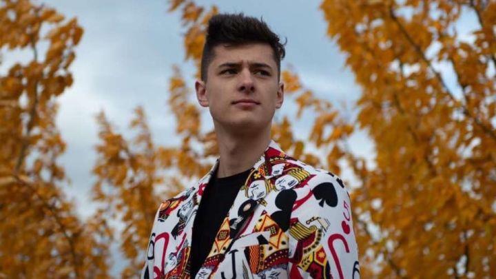 Un jeune magicien du Yukon en route vers Paris