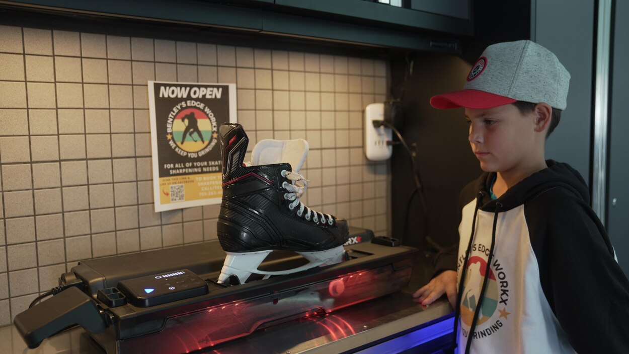 Âgé de 11 ans, ce jeune sportif possède déjà son entreprise d’aiguisage de patins | Radio-Canada