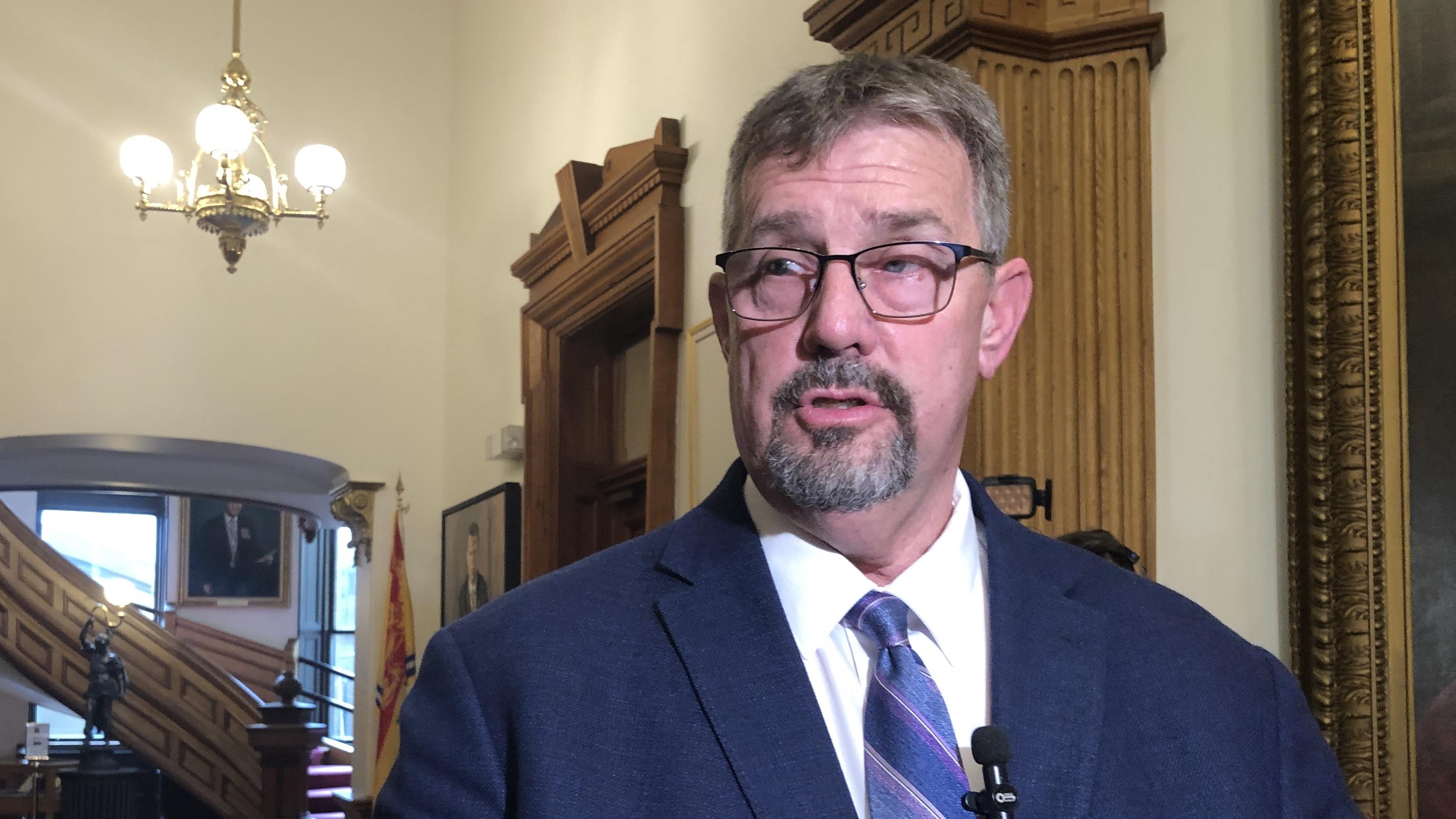 Le ministre sortant Bill Hogan réagit à la défaite de son parti | OHdio ...