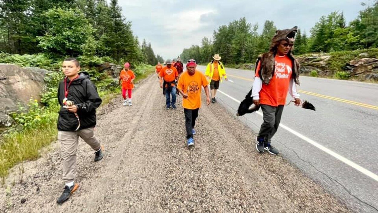 Des membres de la Première Nation Chipewyan Prairie marchent pour ...