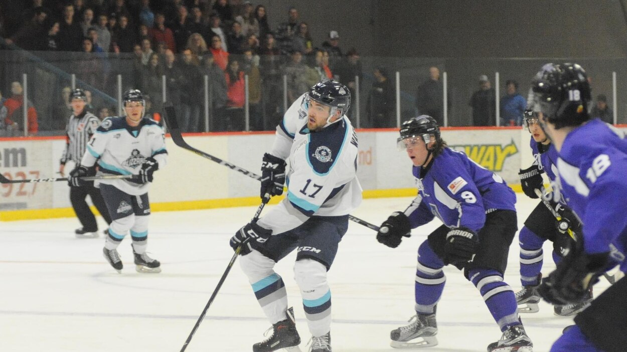 Le Blizzard d’Edmundston remporte la victoire de son match d’ouverture local | Radio-Canada