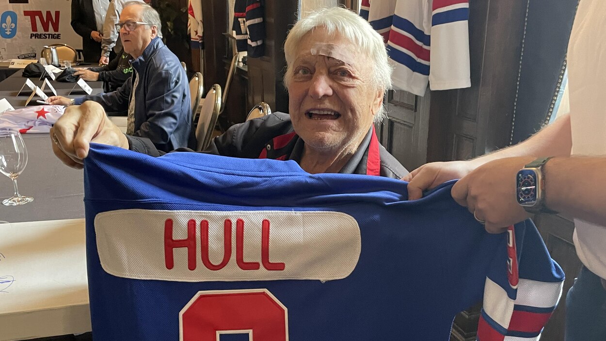 Bobby Hull célèbre les 50 ans de l’AMH à Québec | Radio-Canada