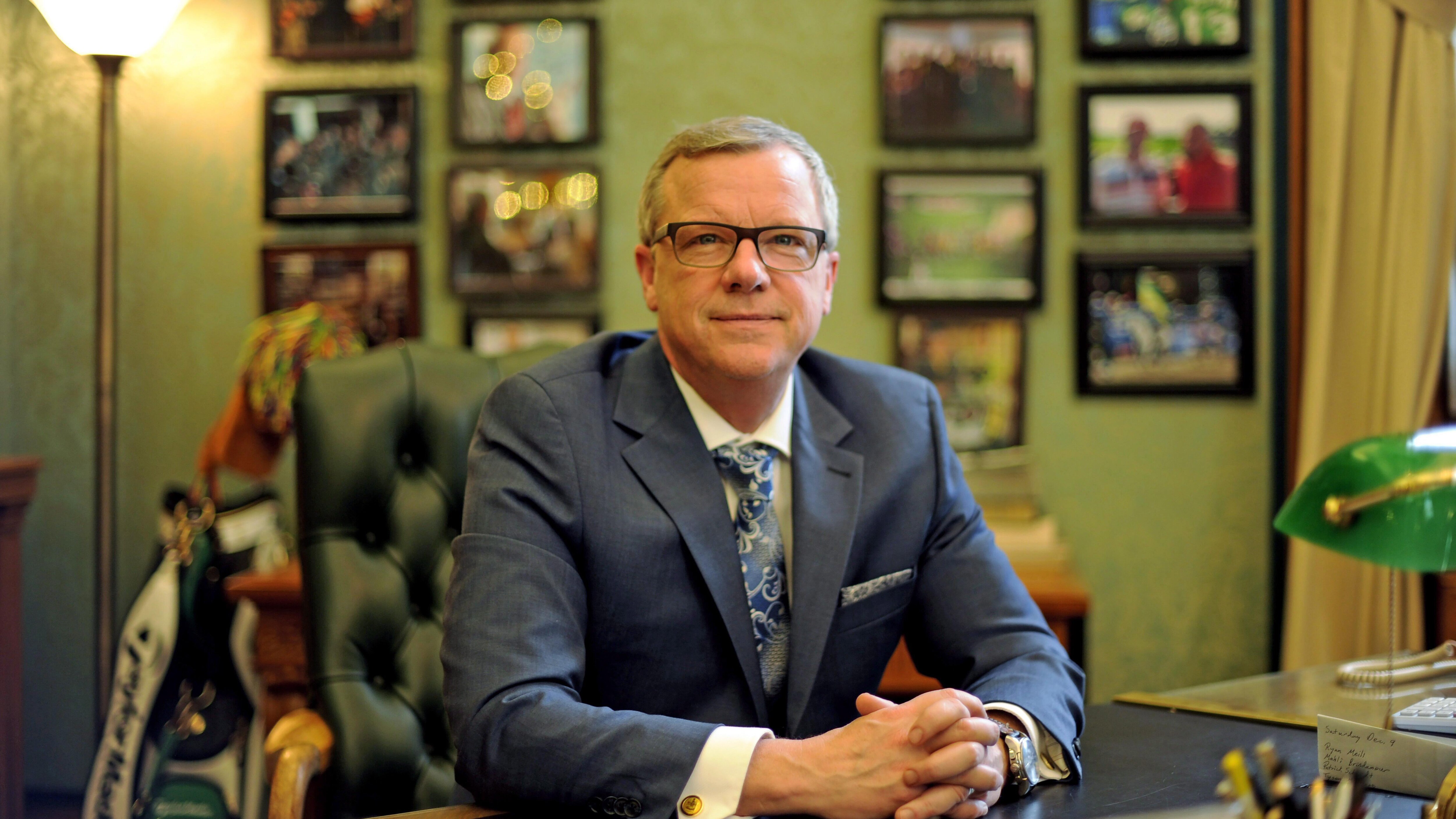 Le portrait d'un ex-premier ministre dévoilé à l'Assemblée législative ...