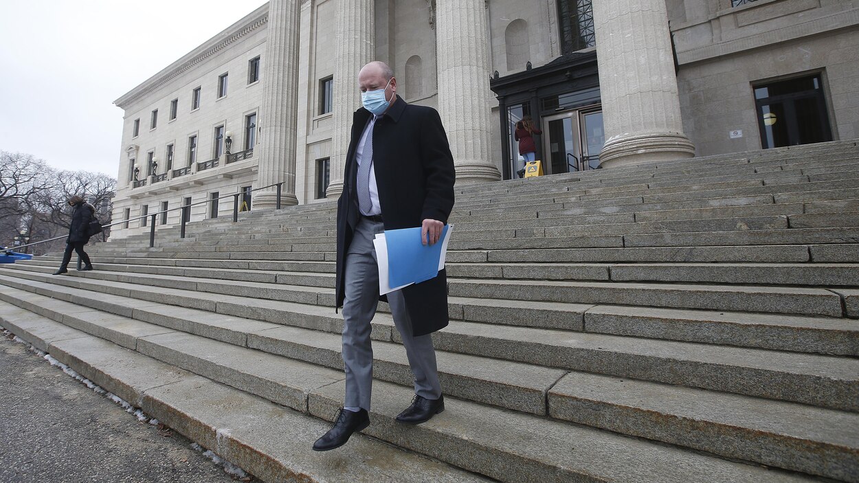 Restez à la maison : le message est clair, selon le Dr Roussin | Radio ...