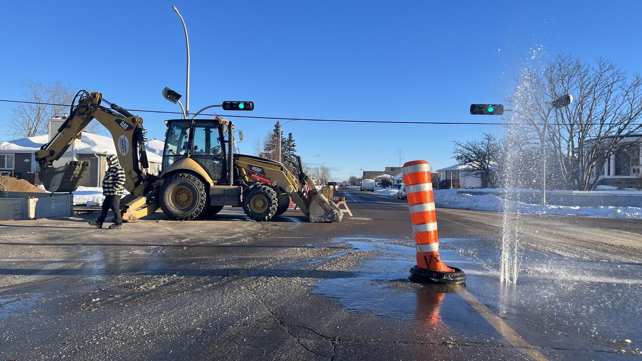 Un autre aqueduc se brise et force la fermeture partielle de l’avenue ...