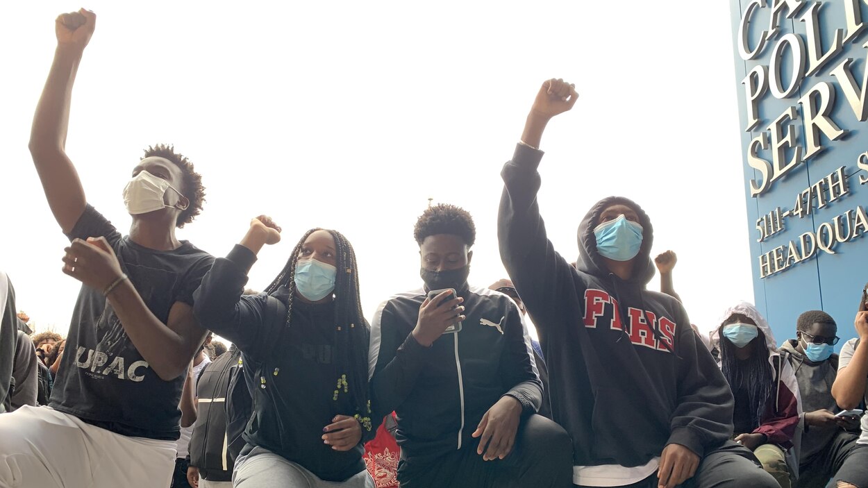 Des élèves d'une école catholique de Calgary manifestent contre le ...