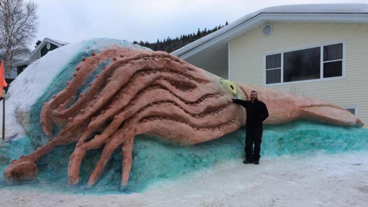 Un calmar géant sculpté dans la neige | Radio-Canada