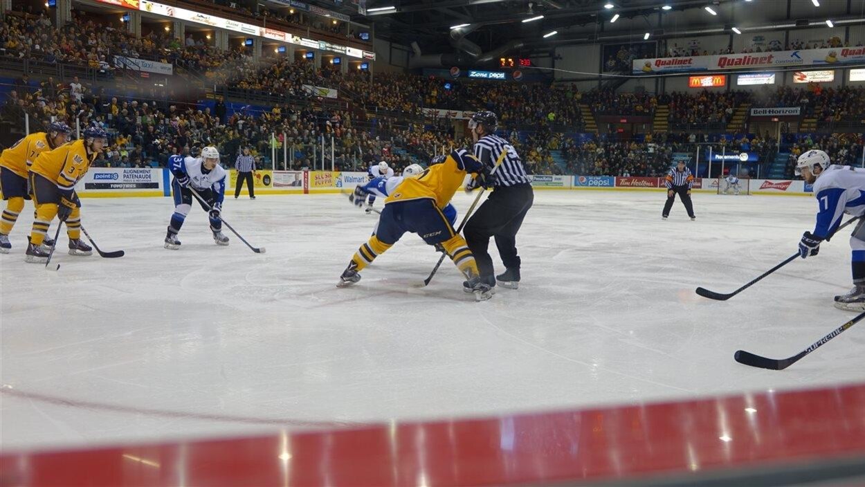 Cameron Askew brise la glace avec les Cataractes | Radio-Canada
