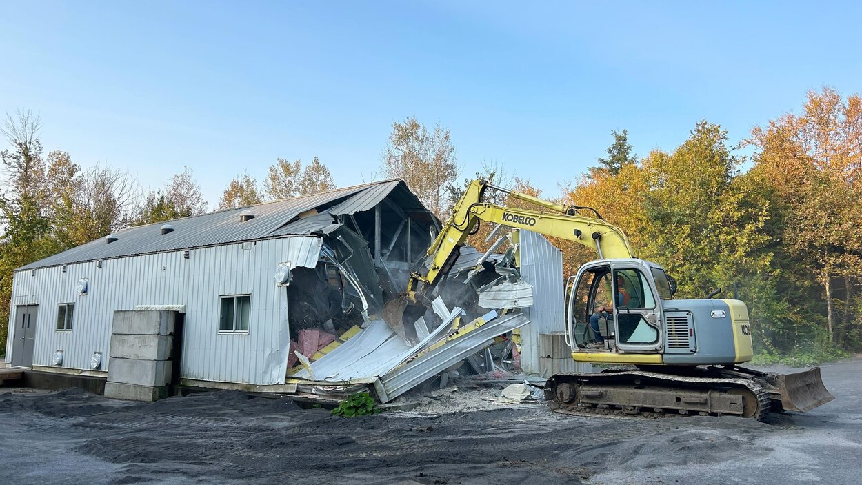 La GRC démolit ses dernières installations au chemin Roxham | Radio-Canada