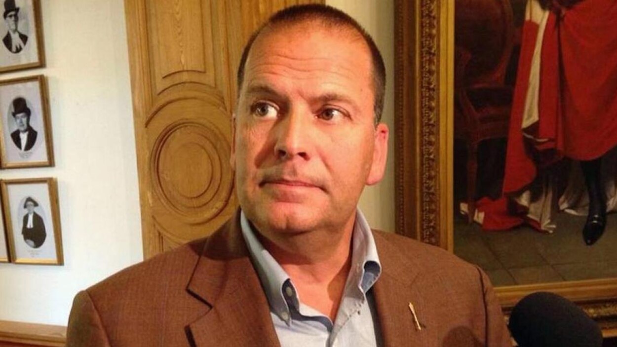 Chris Collins présente ses excuses | Radio-Canada