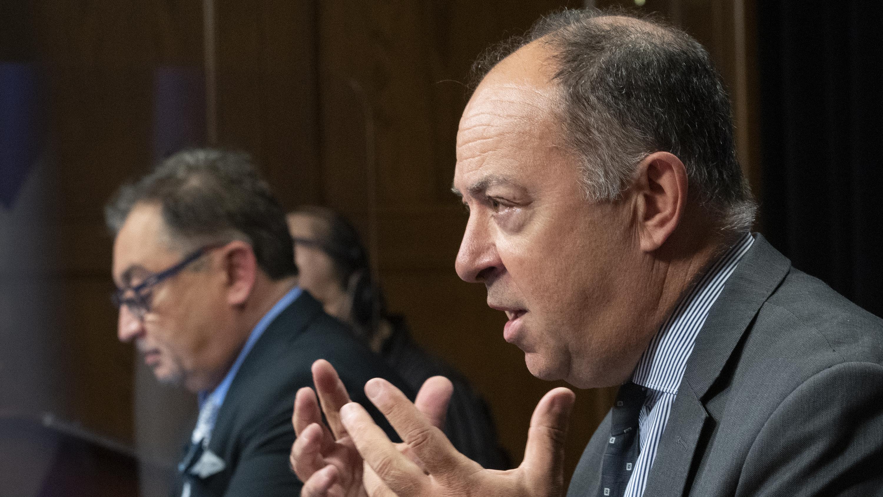 Le ministre de la santé Christian Dubé et le directeur de la santé ...