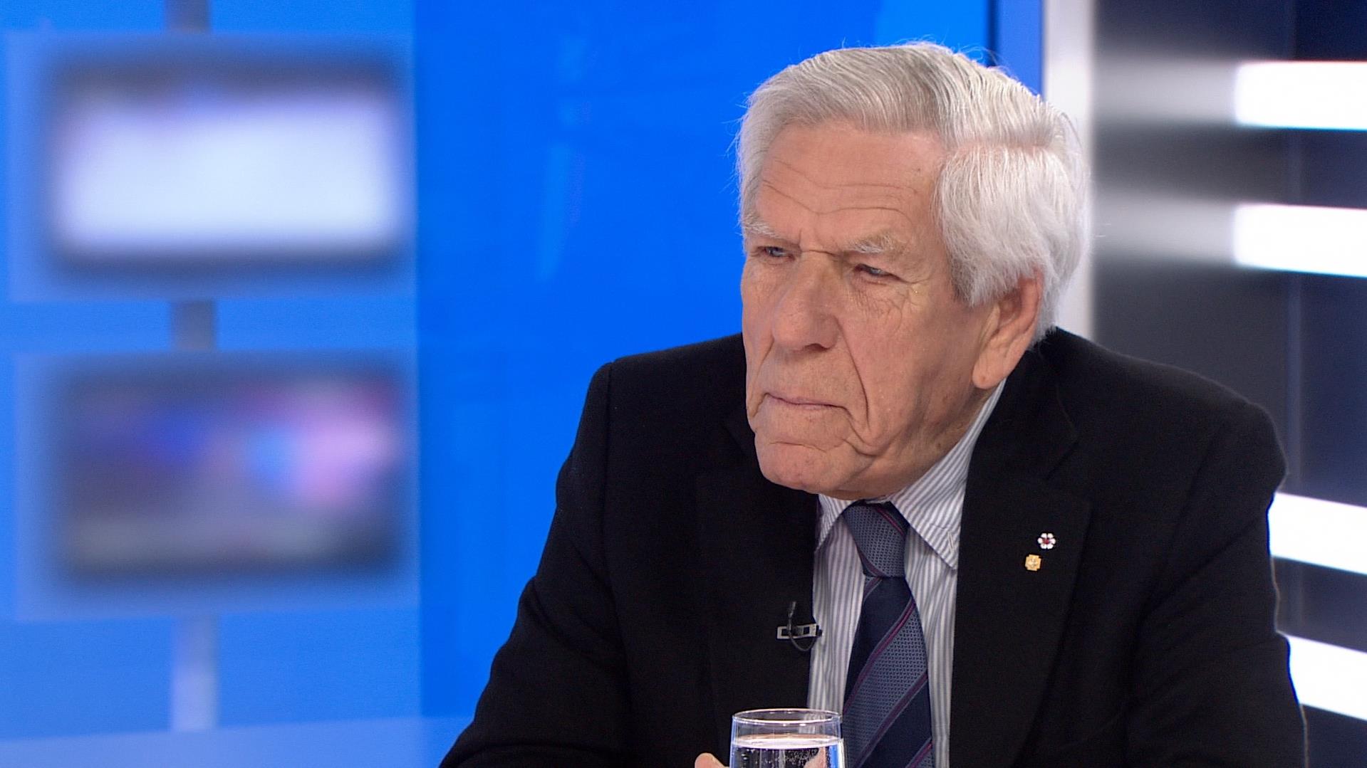 Michel Lacombe s'entretient avec l'ancien ministre libéral Claude ...