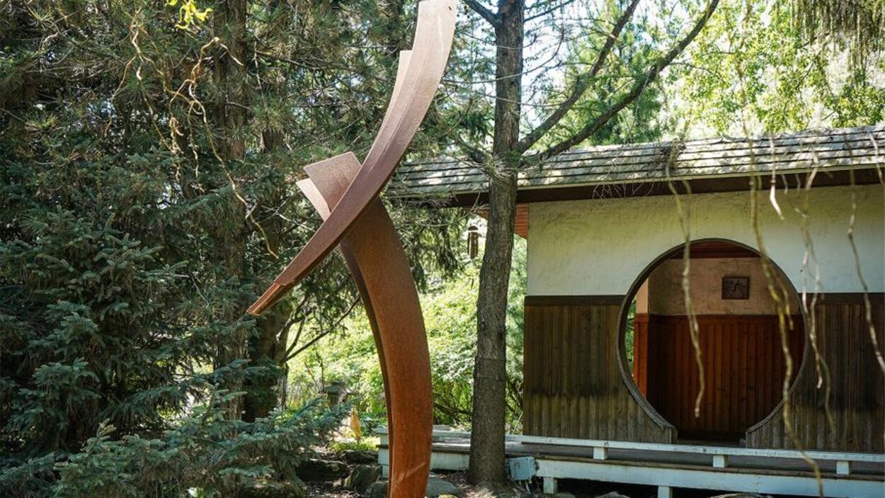 Les sculptures d’acier de Claude Millette au cœur d’un jardin | Radio ...