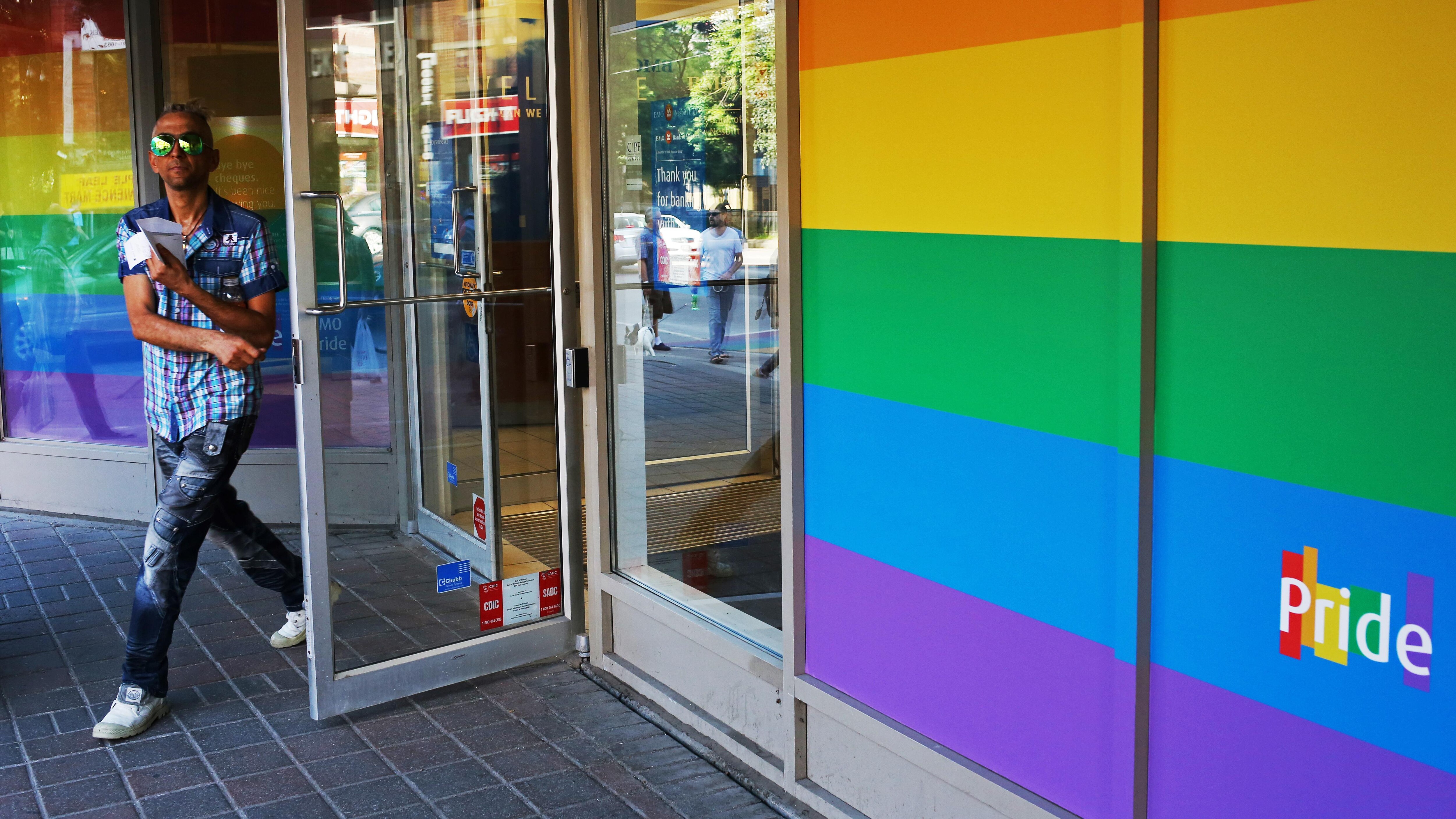 Fierté de façade, ou adopter les couleurs de l'arc-en-ciel par ...