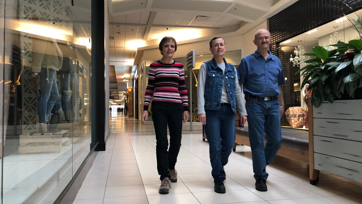 Le club de marche du centre commercial CF Champlain fête ses 30 ans ...